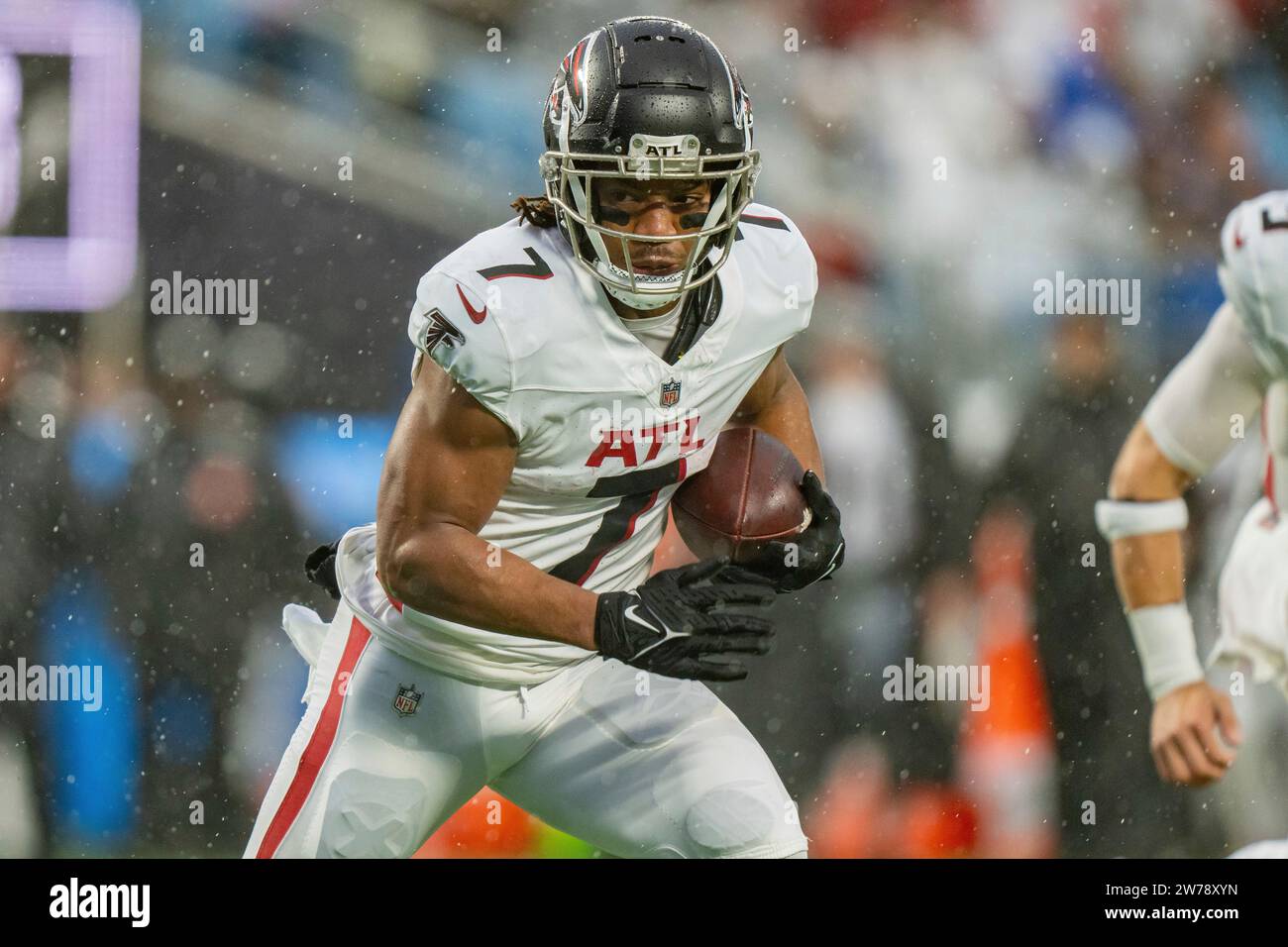 Atlanta Falcons running back Bijan Robinson (7) plays against the ...