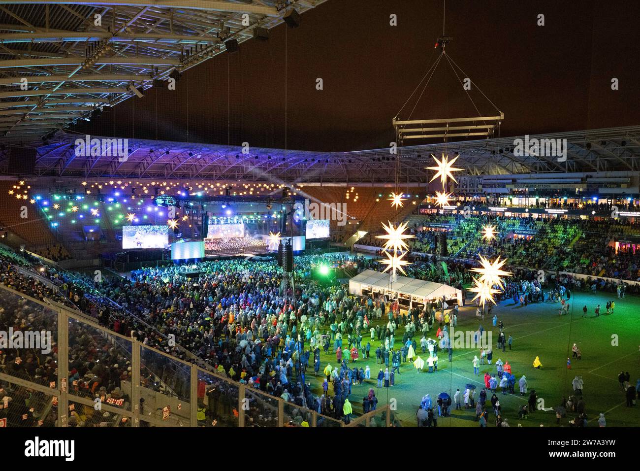 Dresden, Germany. 21st Dec, 2023. Members of the Dresdner Kreuzchor and ...