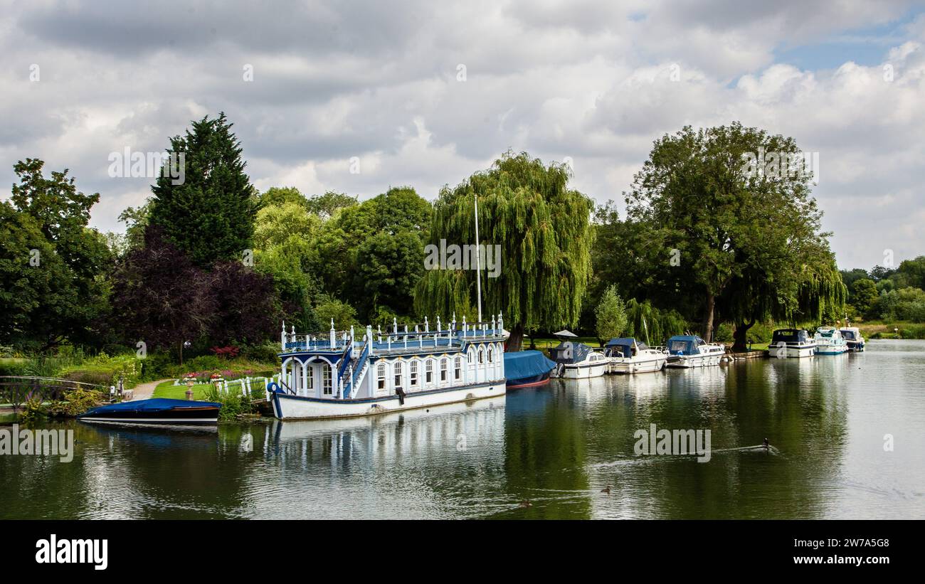 Old houseboat and boats moored along the Thames River, England Stock ...