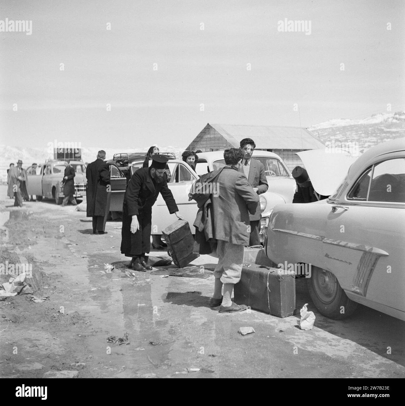Cars and customs officers at the Syria-Lebanon border post ca. 1950 ...
