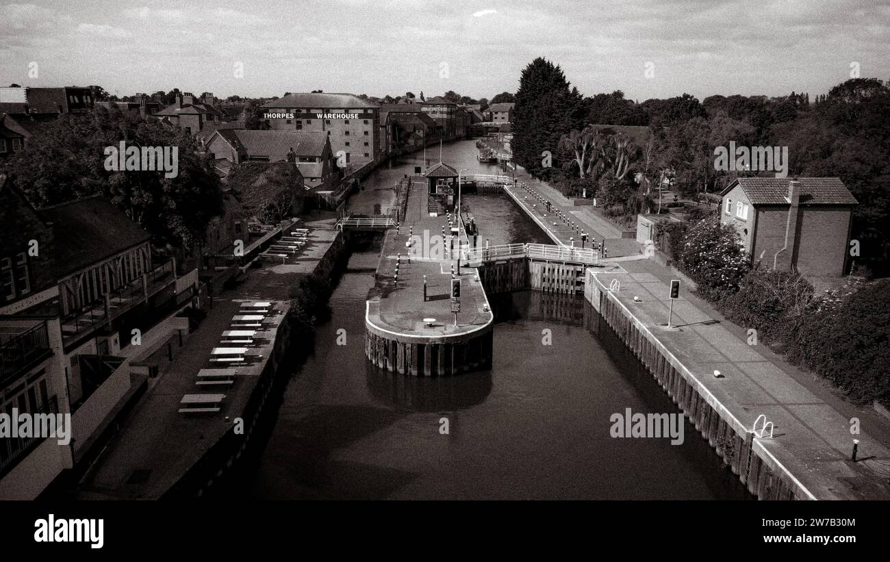 Newark Town Lock on the River Trent, black and white Stock Photo - Alamy