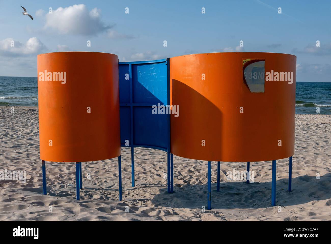 Changing clothes beach hi-res stock photography and images - Alamy