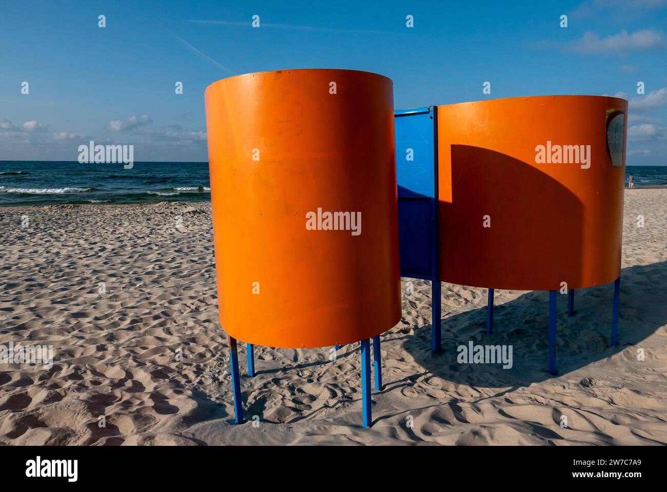 Changing clothes beach hi-res stock photography and images - Alamy