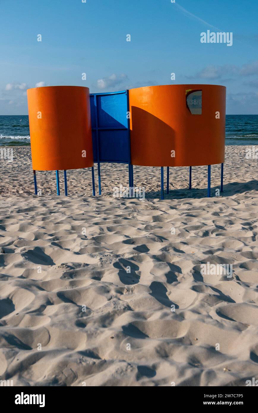 Changing clothes beach hi-res stock photography and images - Alamy
