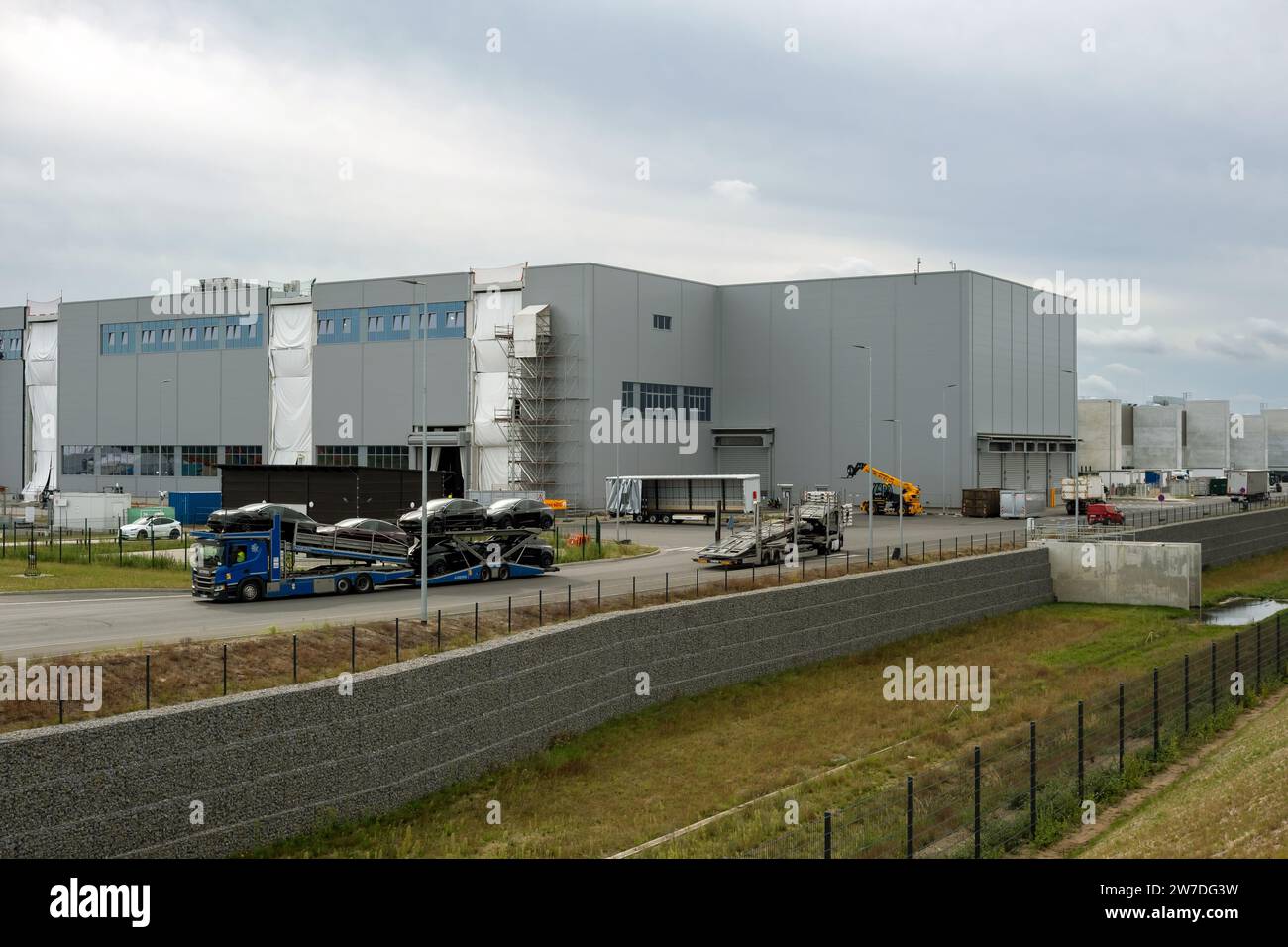 Tesla gigafactory berlin brandenburg hi-res stock photography and ...