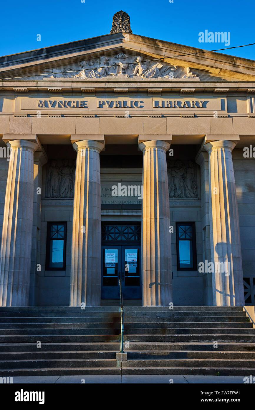 Public library building columns hi-res stock photography and images - Alamy