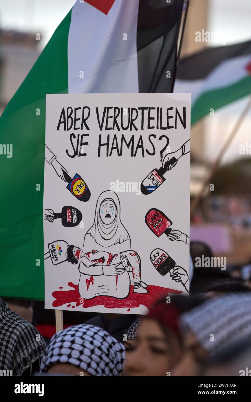 04.11.2023, Germany, Berlin, Berlin - Large pro-Palestinian ...