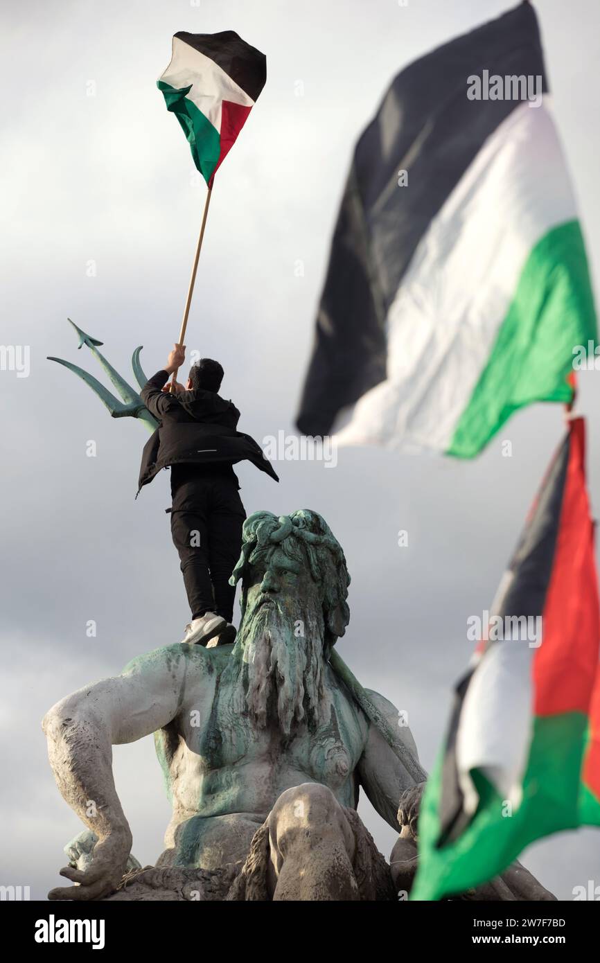 Pro palestinian man hi-res stock photography and images - Alamy