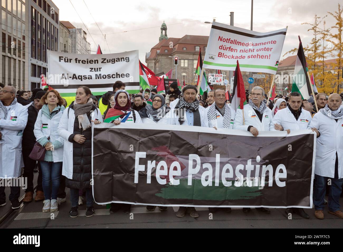 18.11.2023, Germany, Berlin, Berlin - Large pro-Palestinian ...