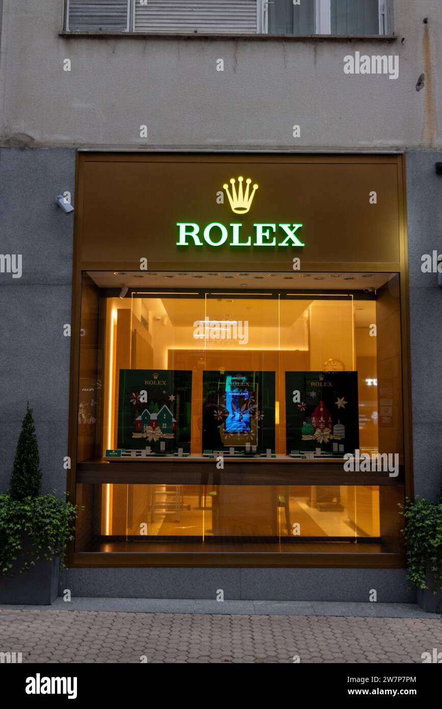 Facade of Rolex store with lit window showing watches Stock Photo - Alamy