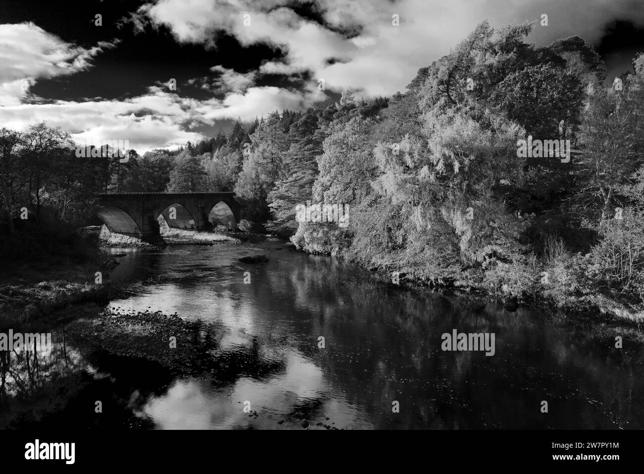 Autumn colours, the Bridge of Oich over the river Oich, Loch Oich ...