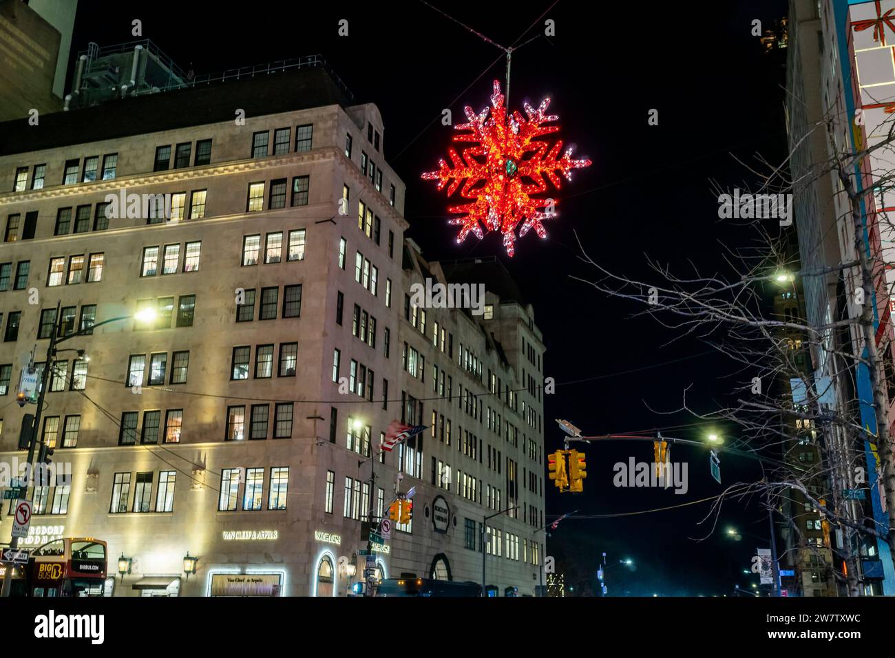 The newly cleaned and refreshed Fifth Avenue Snowflake shines over ...