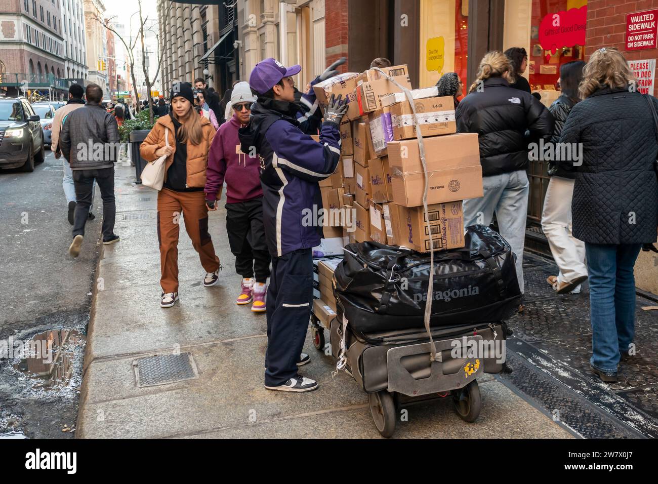 Fedex last mile delivery hi-res stock photography and images - Alamy
