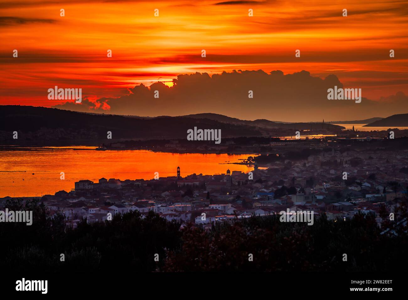 Split, Hrvatska. 14th Nov, 2023. Beautiful sunset above the sea, in ...