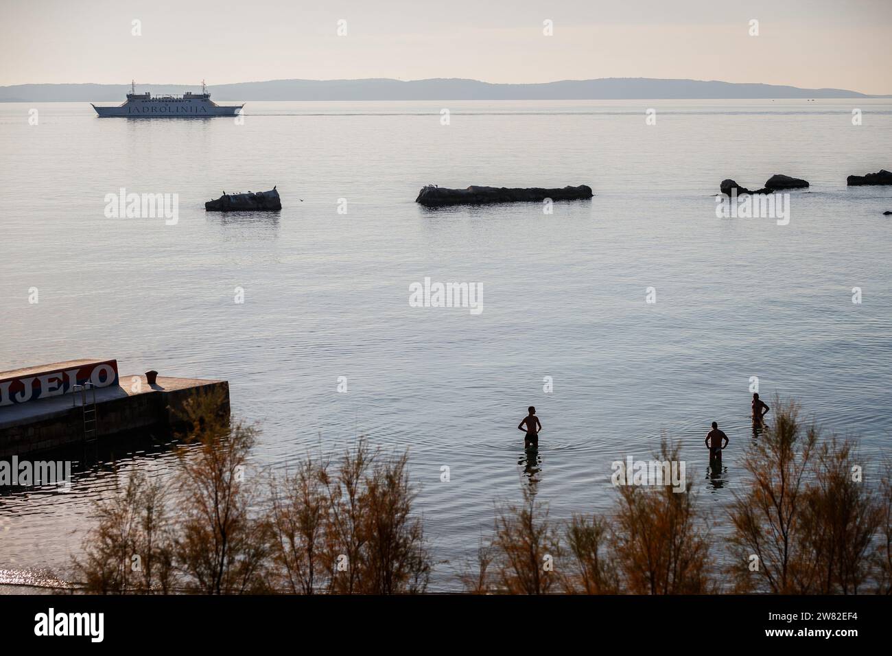 Split, Hrvatska. 14th Nov, 2023. People seen playing picigin ...