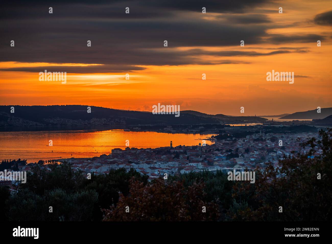 Split, Hrvatska. 14th Nov, 2023. Beautiful sunset above the sea, in ...
