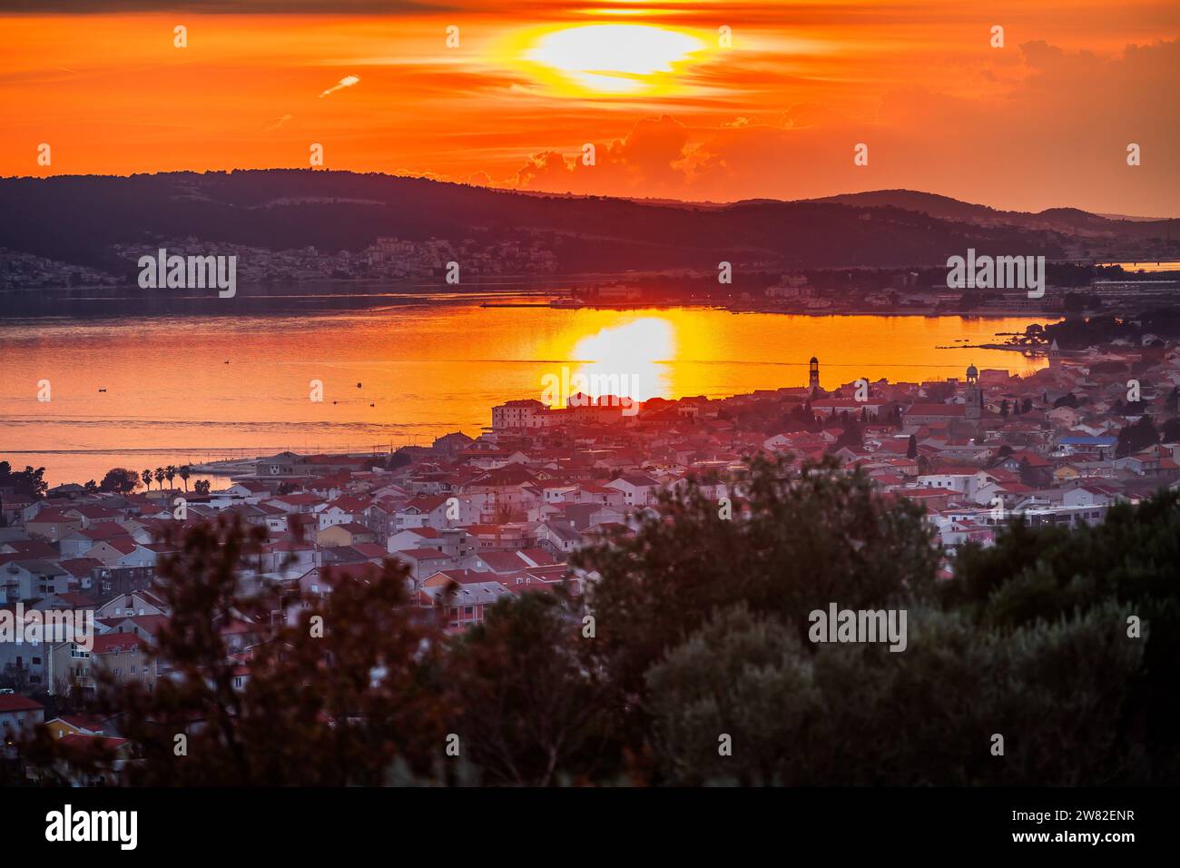 Split, Hrvatska. 14th Nov, 2023. Beautiful sunset above the sea, in ...