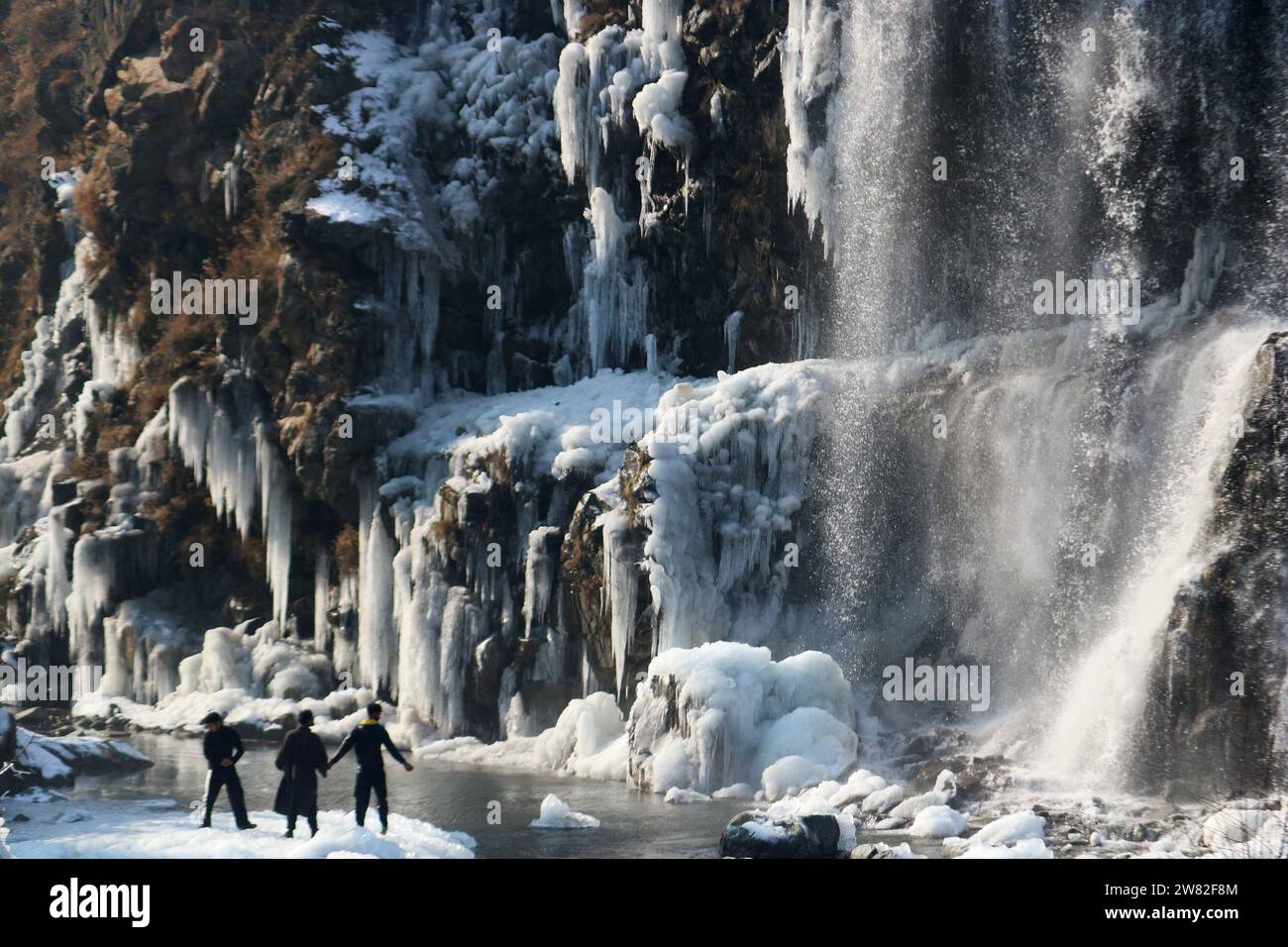 Srinagar Kashmir, India. 21st Dec, 2023. Visitors look at the frozen ...