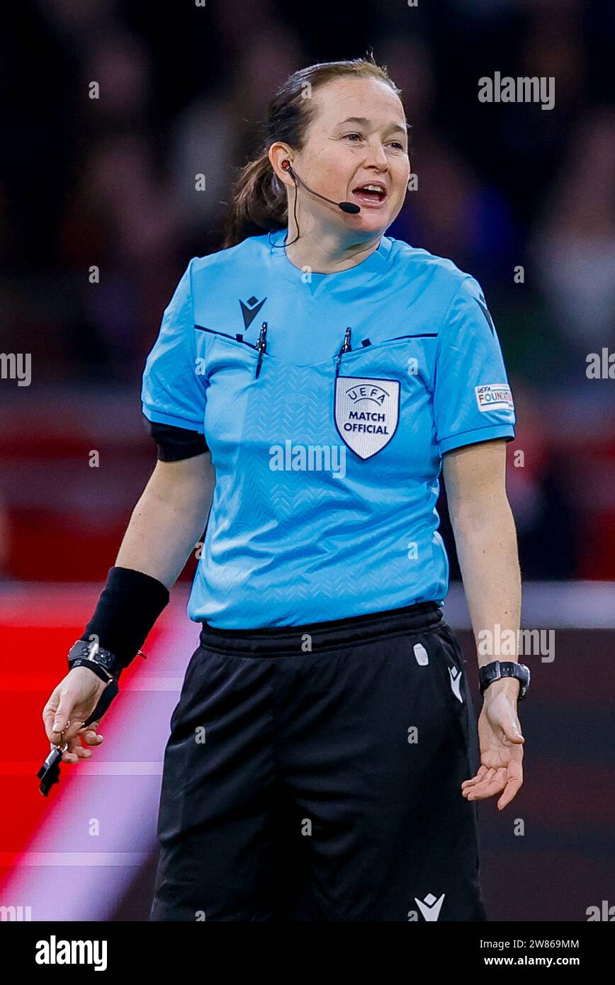 AMSTERDAM, NIEDERLANDE - DECEMBER 20: referee Cheryl Foster looks on ...