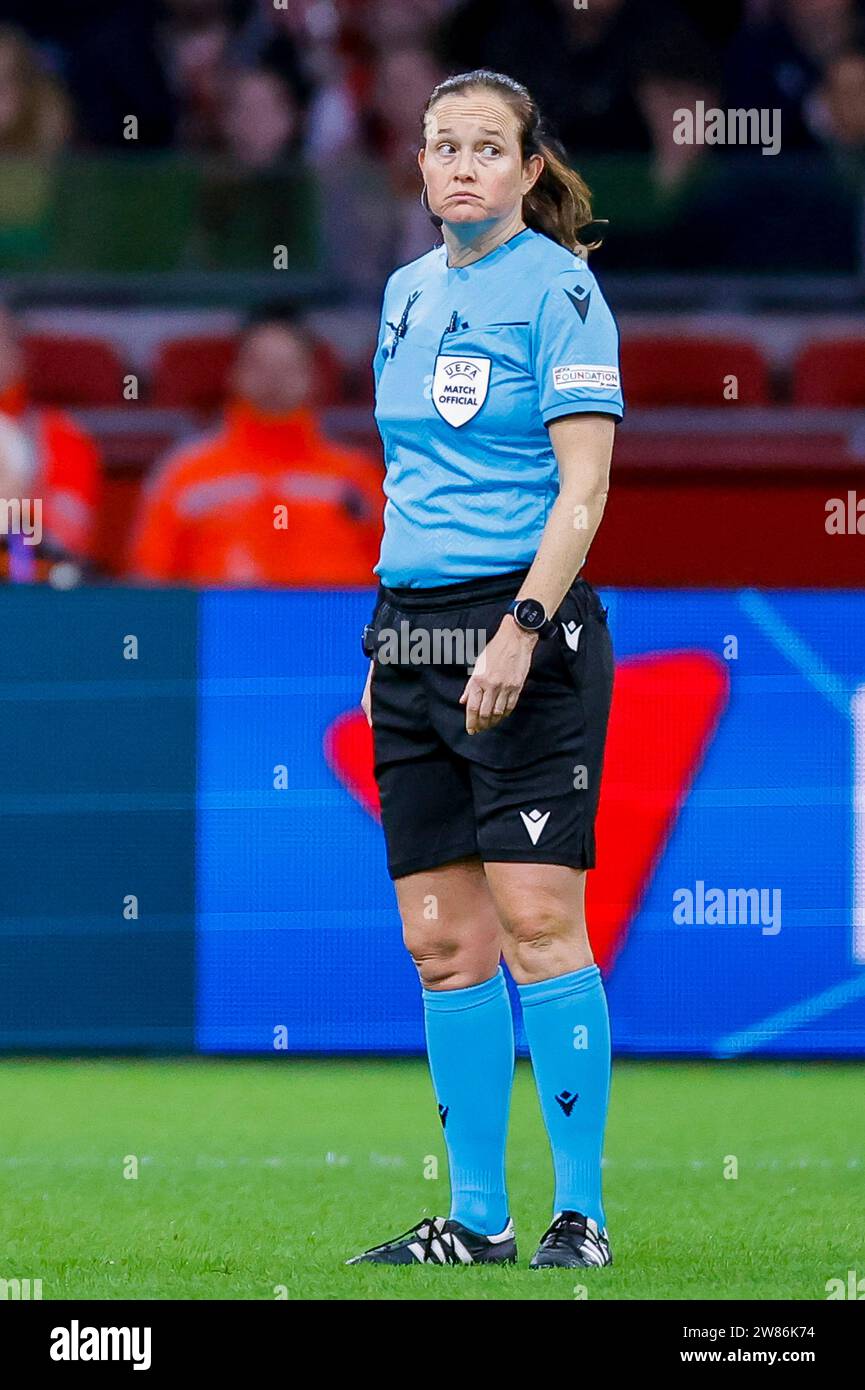 AMSTERDAM, NIEDERLANDE - DECEMBER 20: referee Cheryl Foster looks on ...