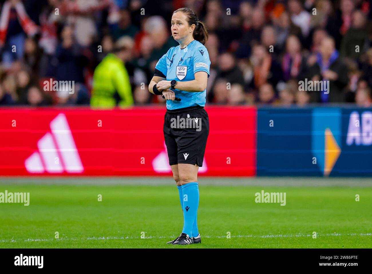 AMSTERDAM, NIEDERLANDE - DECEMBER 20: referee Cheryl Foster looks on ...
