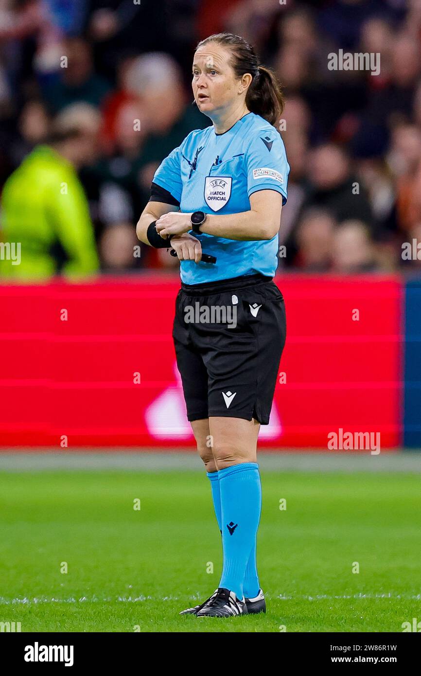 AMSTERDAM, NIEDERLANDE - DECEMBER 20: referee Cheryl Foster looks on ...