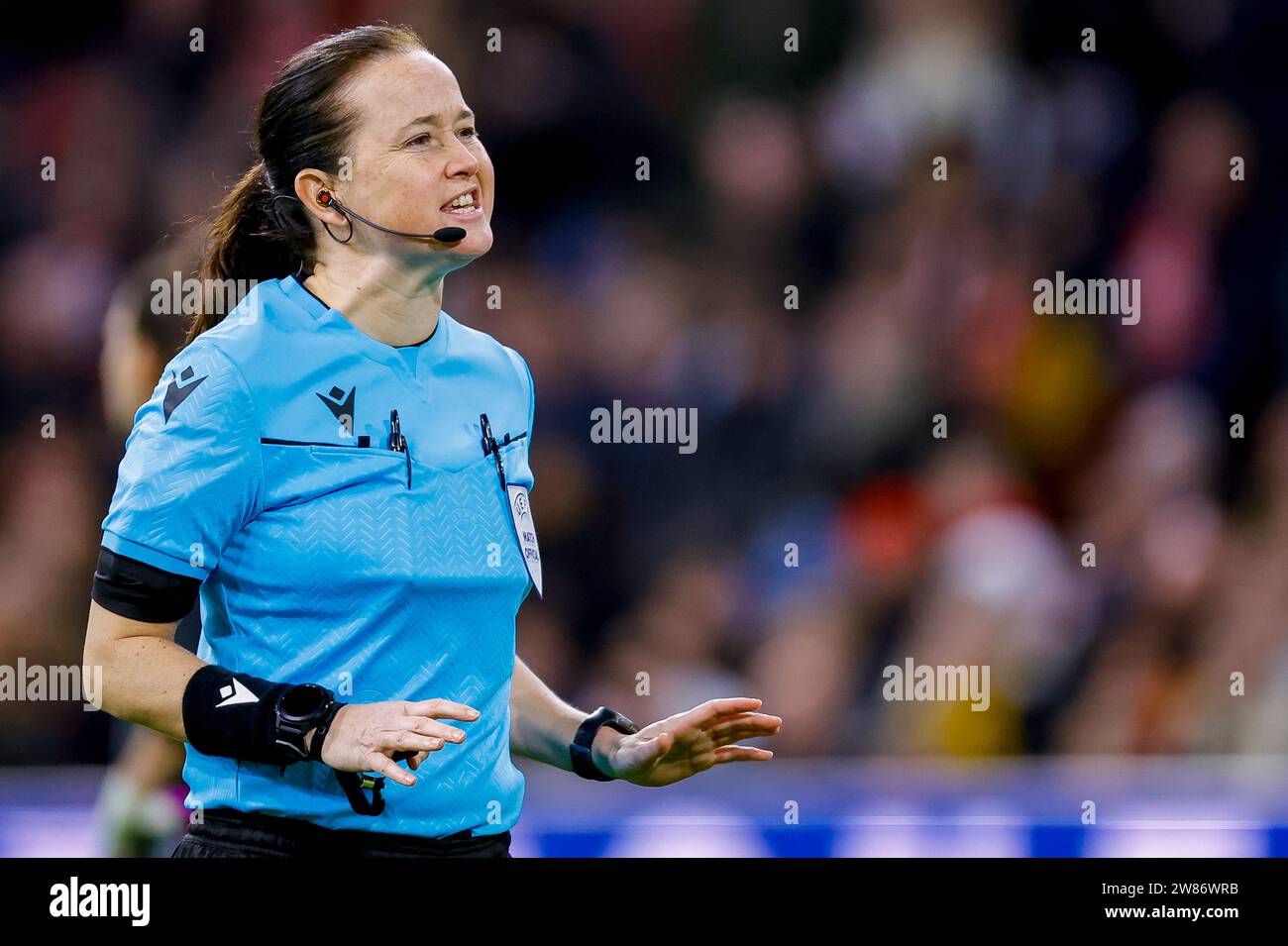 AMSTERDAM, NIEDERLANDE - DECEMBER 20: referee Cheryl Foster looks on ...