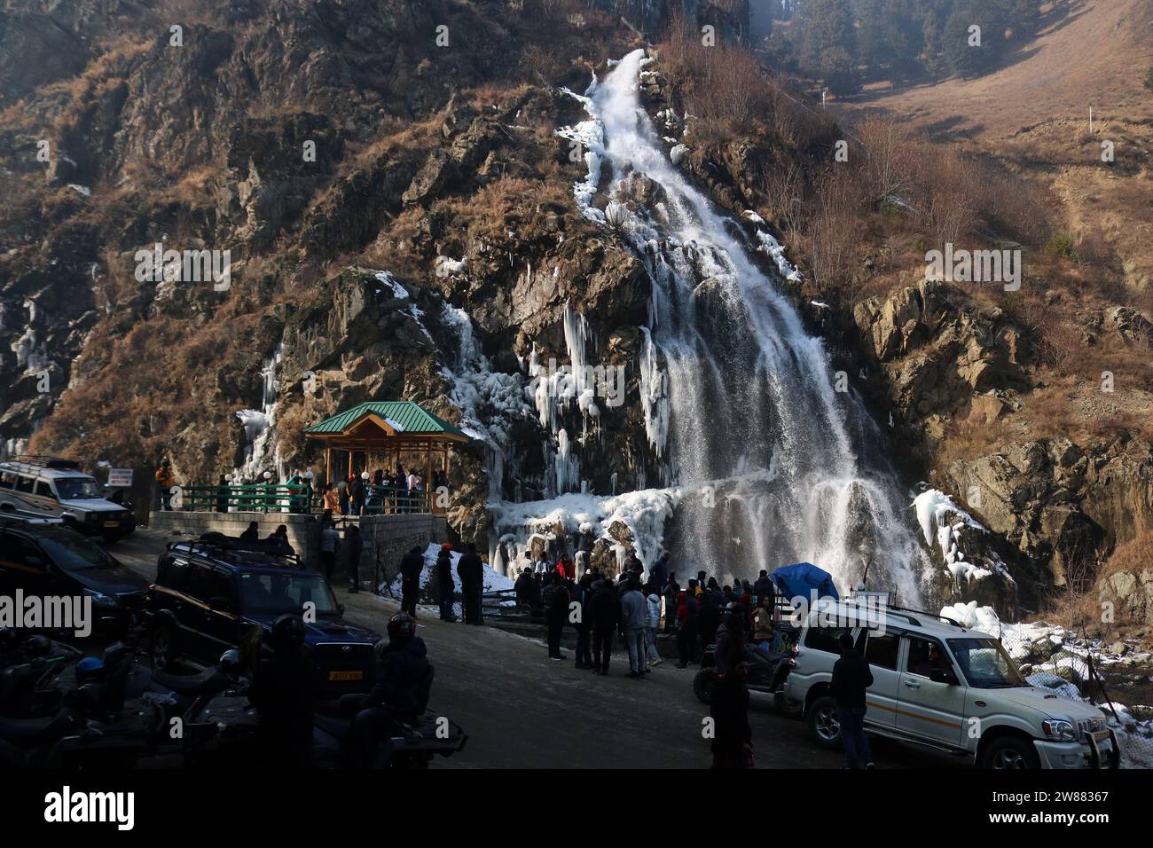 Srinagar Kashmir, India. 21st Dec, 2023. Visitors look at the frozen ...