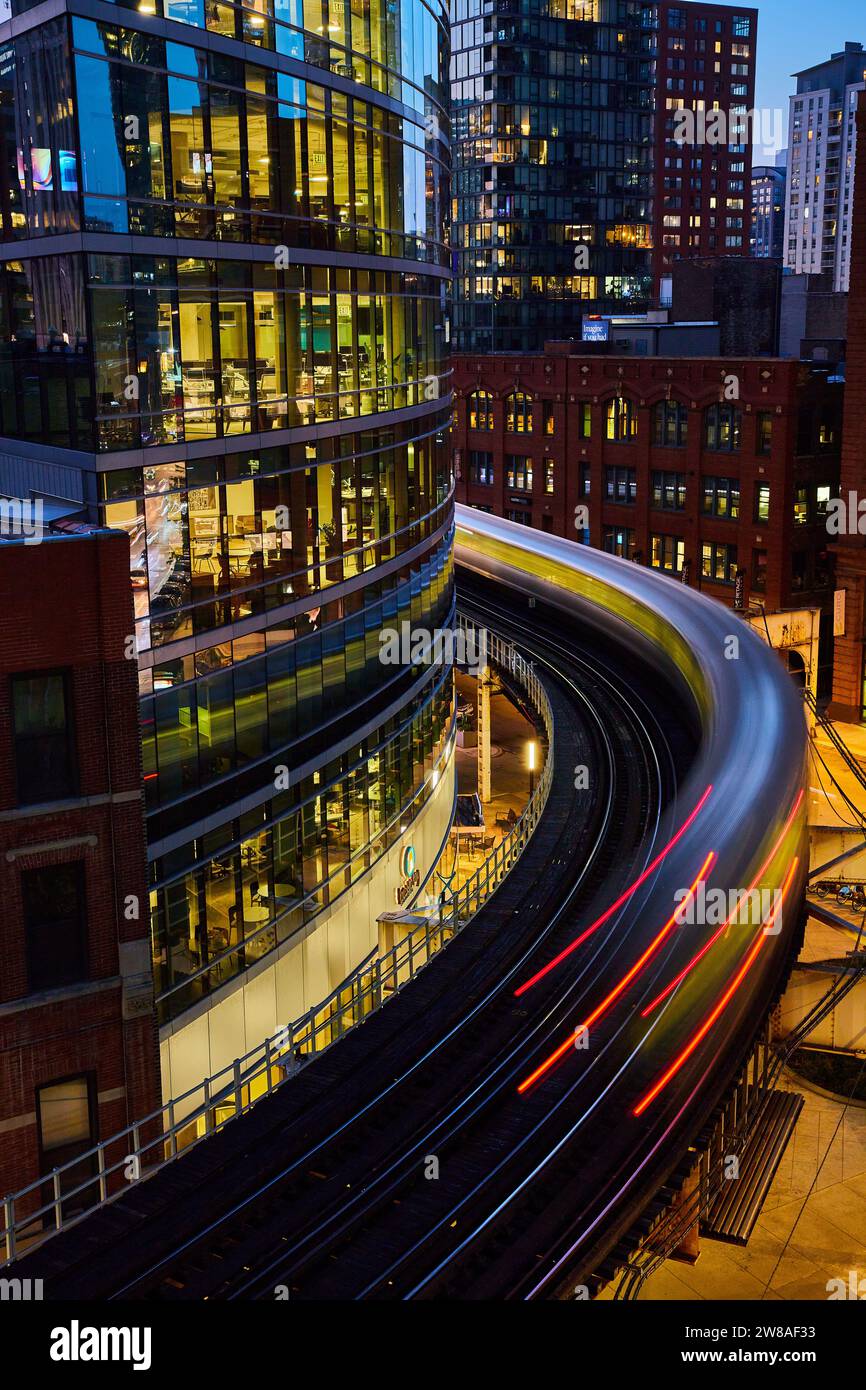 Chicago curved glass office building hi-res stock photography and ...