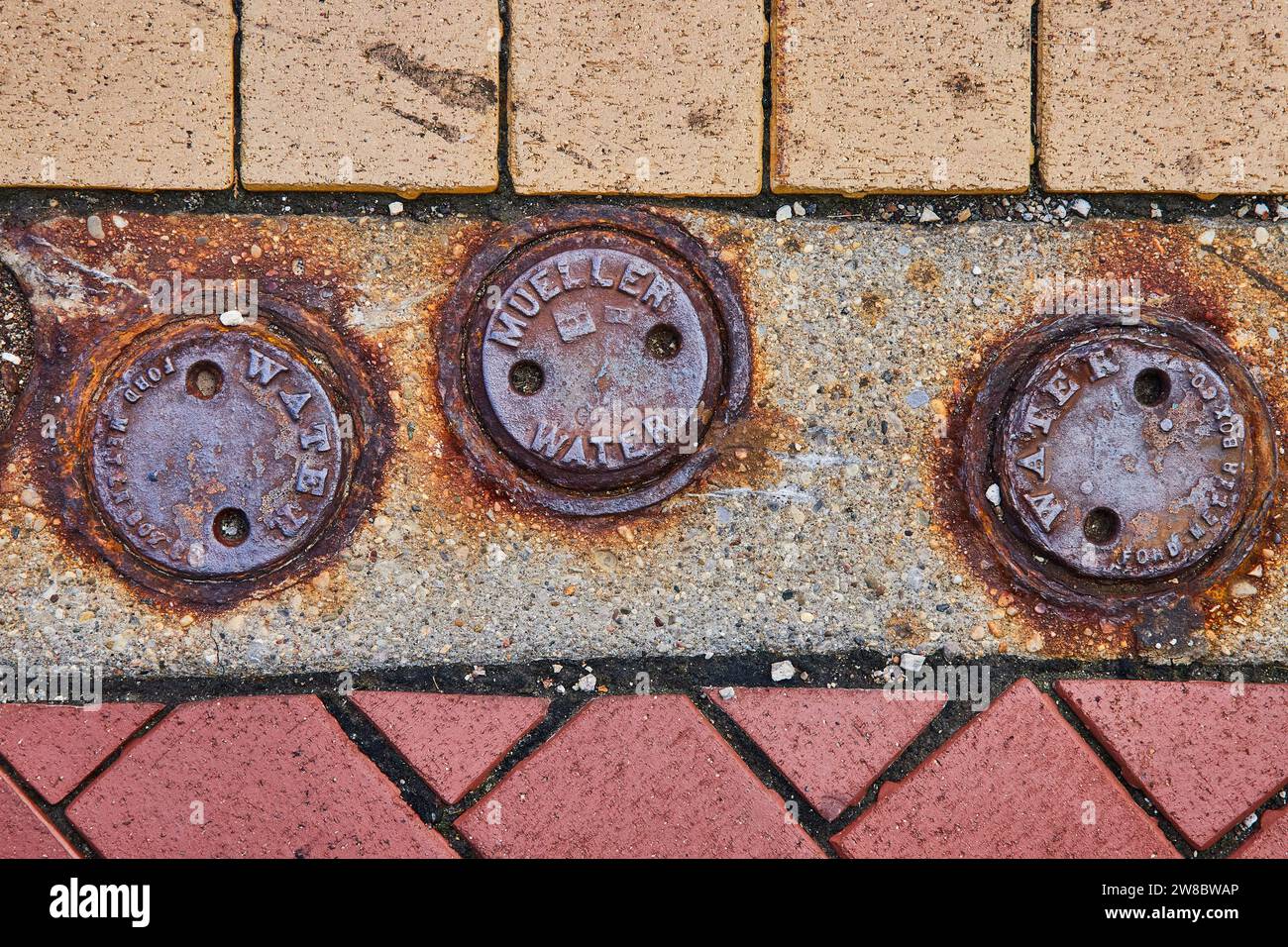 Pavement utility covers hi-res stock photography and images - Alamy