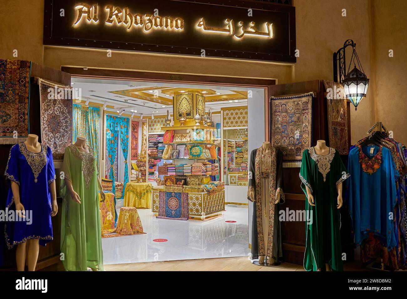 Dubai clothing women hi-res stock photography and images - Alamy