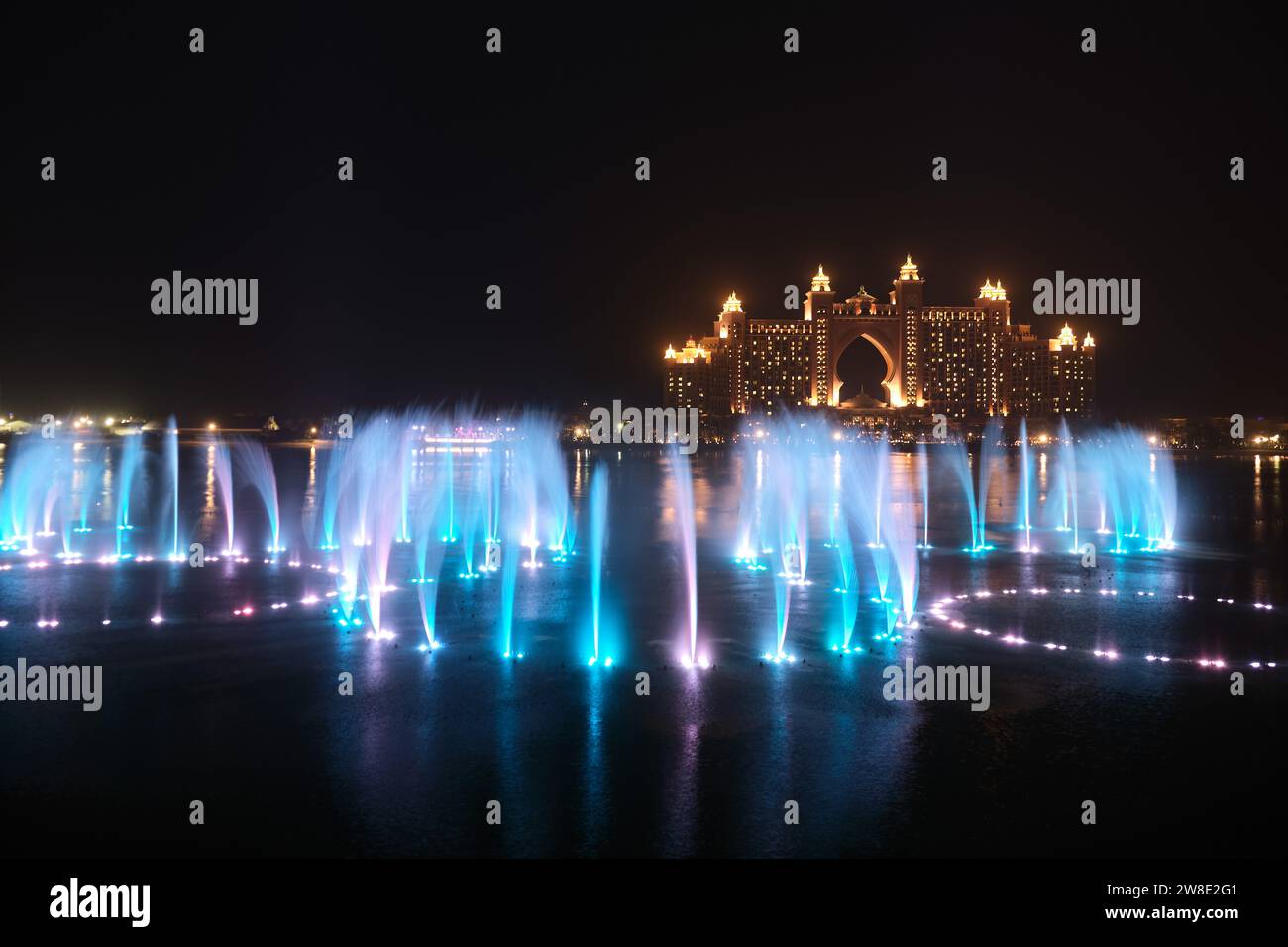 Night view of the illuminated Atlantis, The Palm hotel and fountain ...