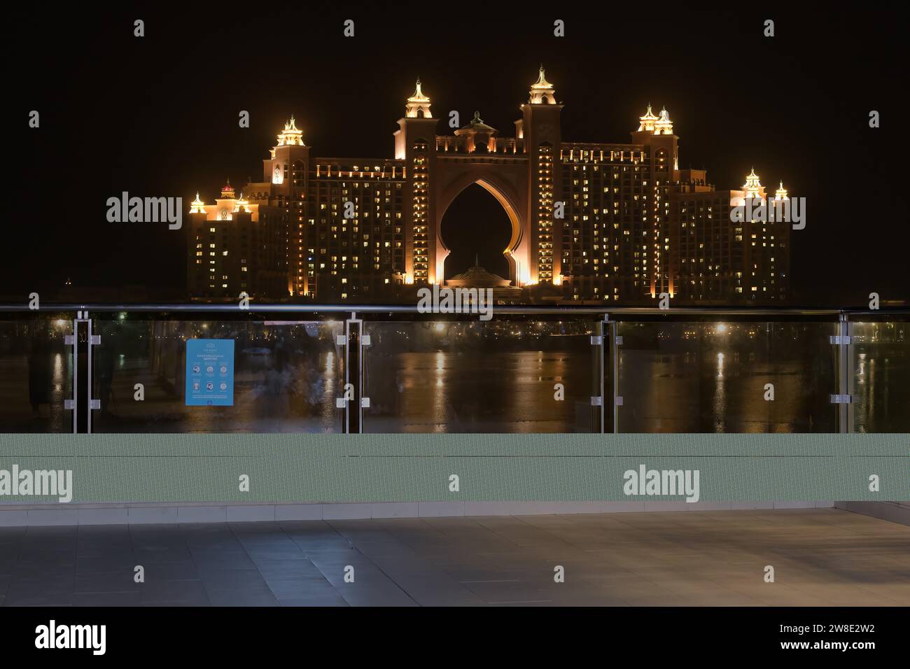Night view of the illuminated Atlantis, The Palm hotel, Dubai, UAE ...