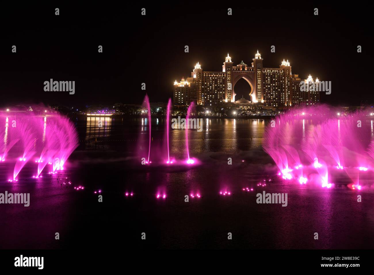 Night view of the illuminated Atlantis, The Palm hotel and fountain ...