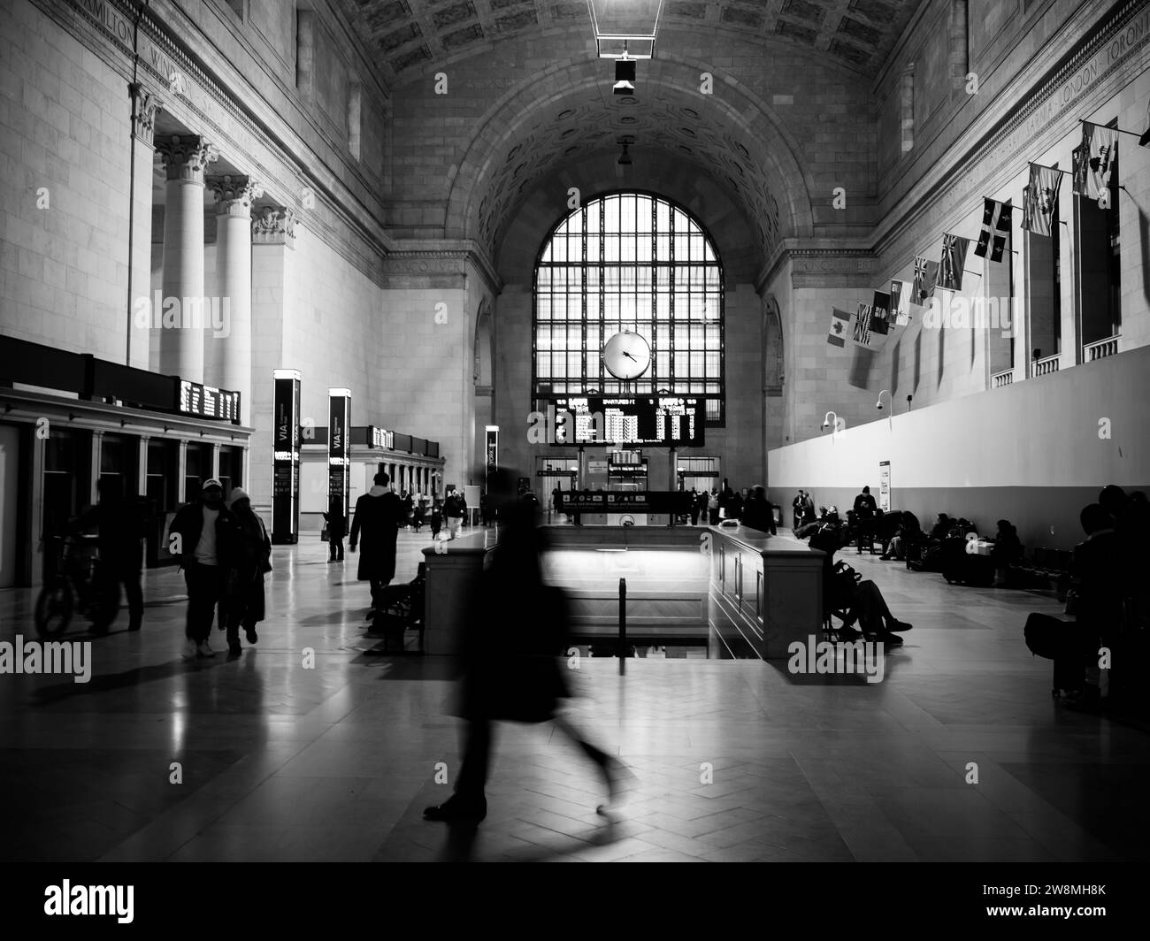 Commuters scramble to catch their train inside Union Station in Toronto ...
