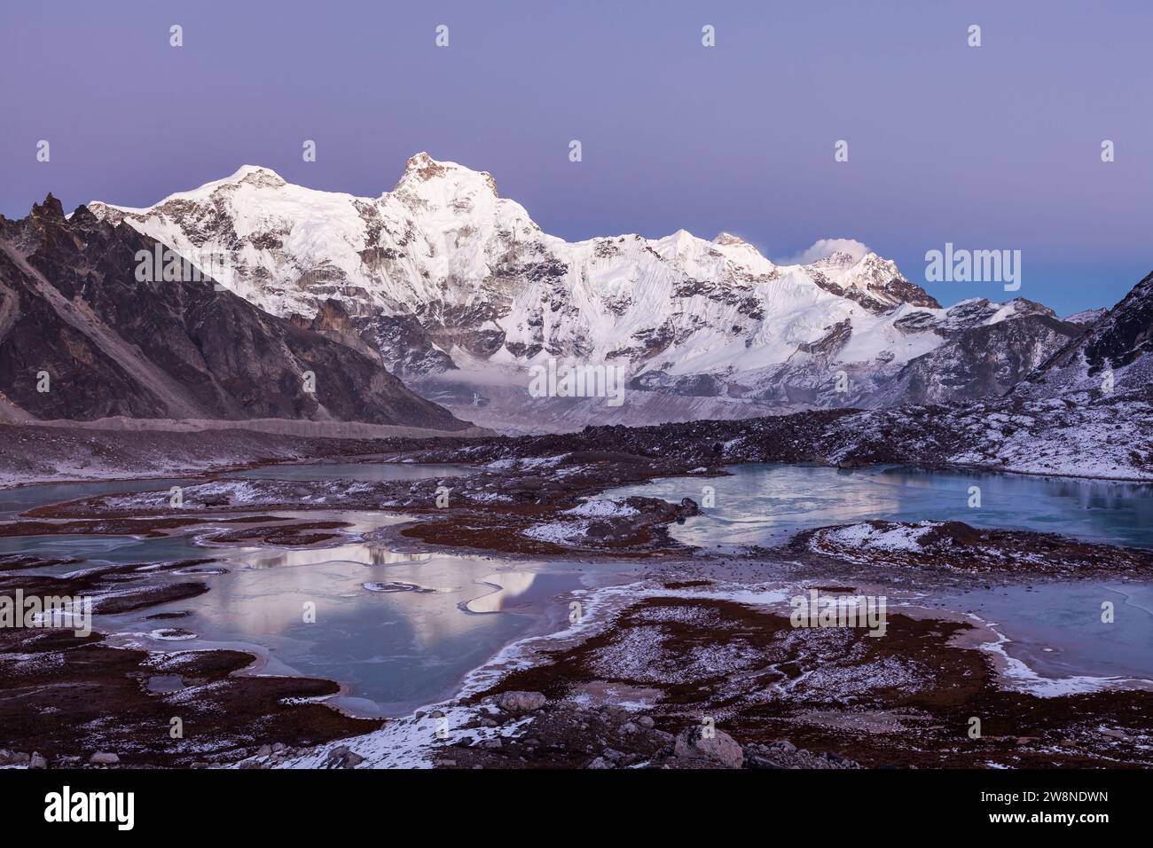 Himalayan winter wonderland hi-res stock photography and images - Alamy