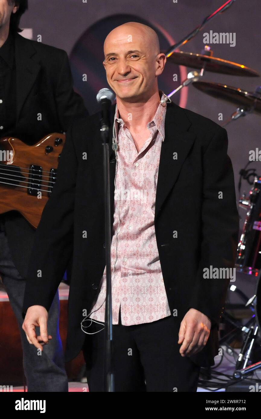 Avion travel singer 2008 hi-res stock photography and images - Alamy