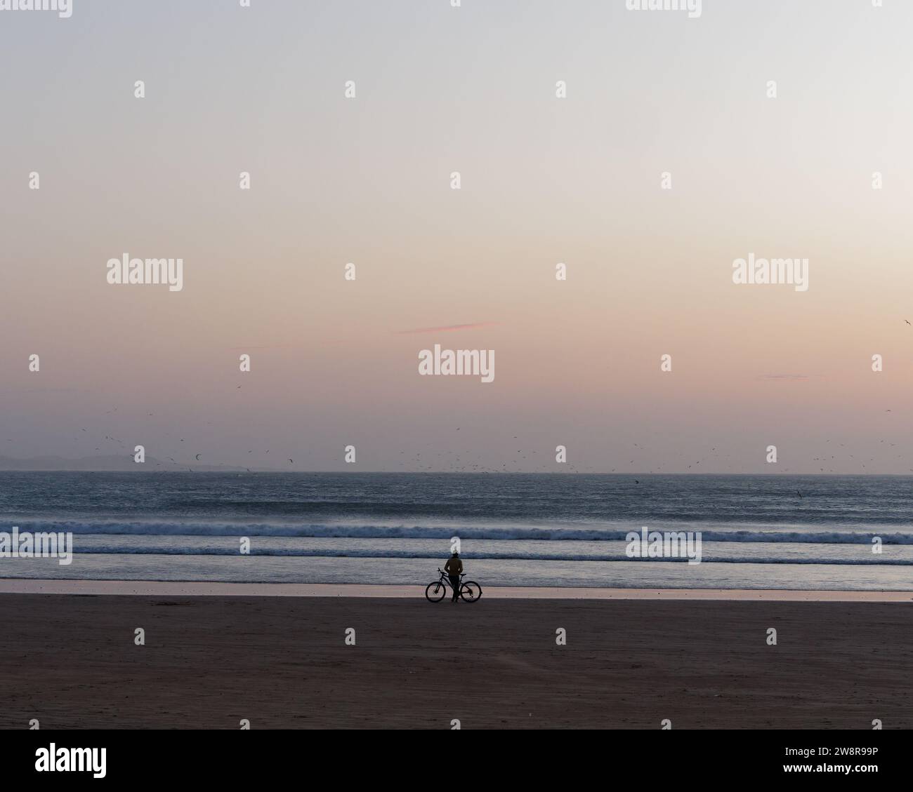 Waves roll in on sandy hi-res stock photography and images - Alamy