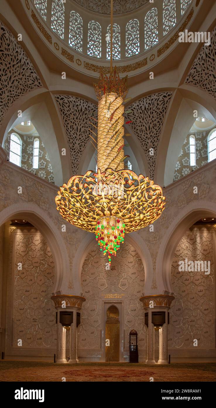 Chandelier in main prayer hall of Sheikh Zayed Grand Mosque, Abu Dhabi ...