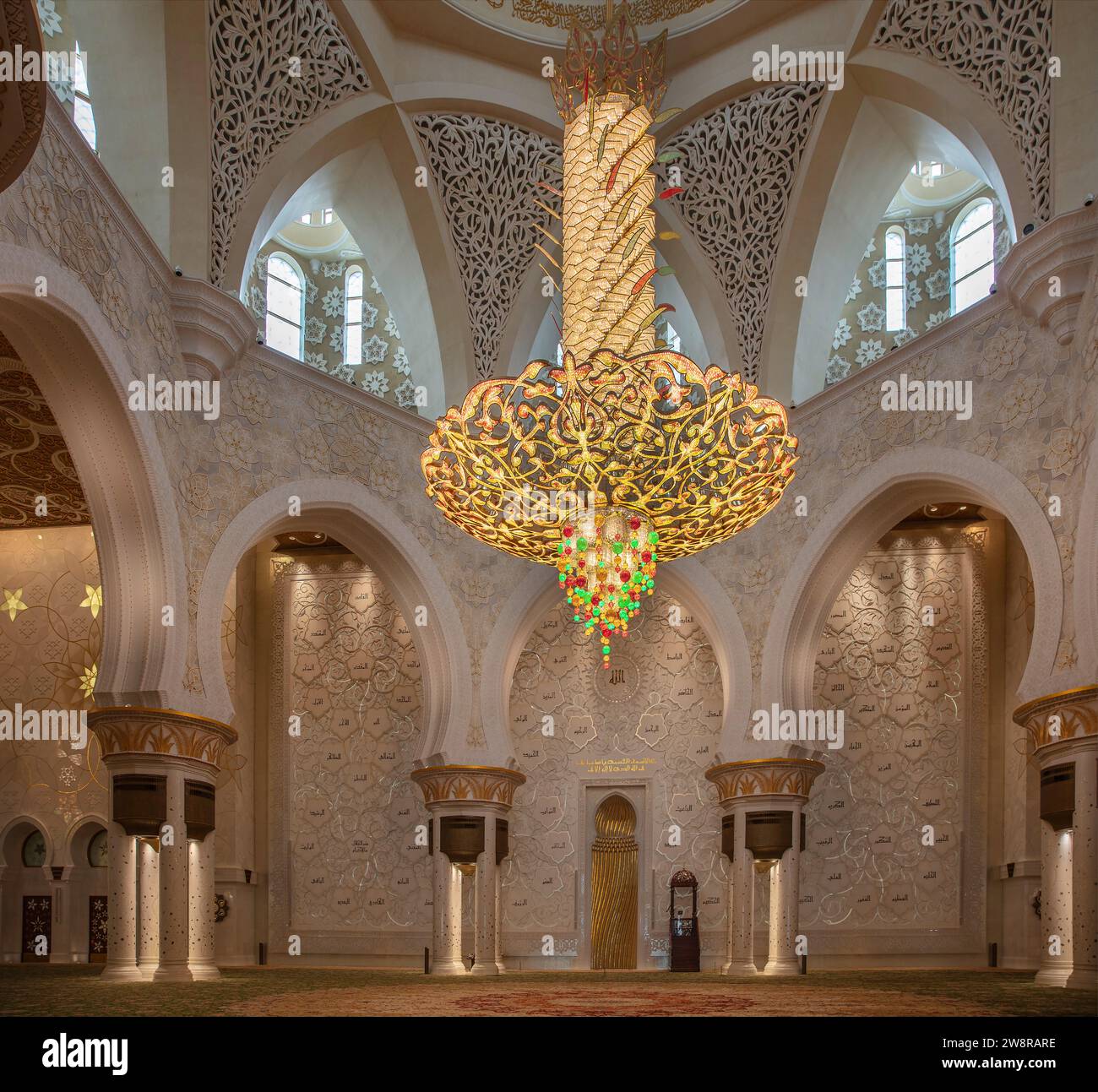 Chandelier in main prayer hall of Sheikh Zayed Grand Mosque, Abu Dhabi ...