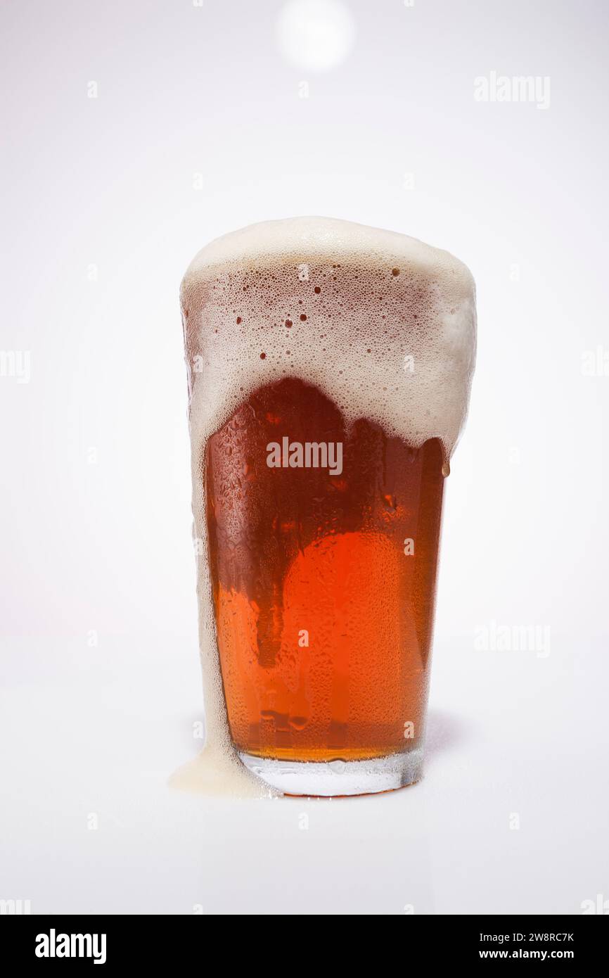 Overflowing beer glass hi-res stock photography and images - Alamy