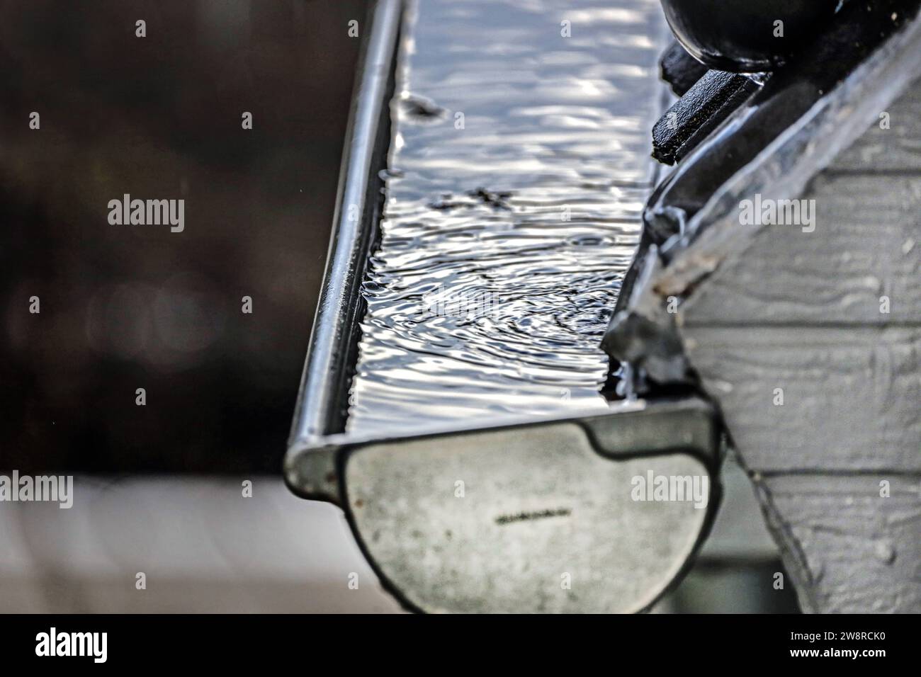 Folgen eines Starkregens Eine bei Starkregen überforderte Dachrinne, wo ...