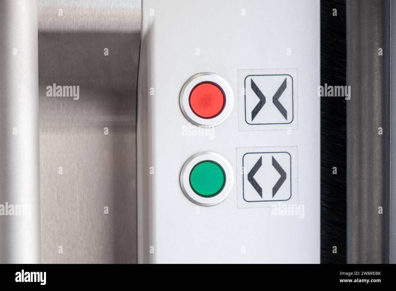 Closing train doors hi-res stock photography and images - Alamy