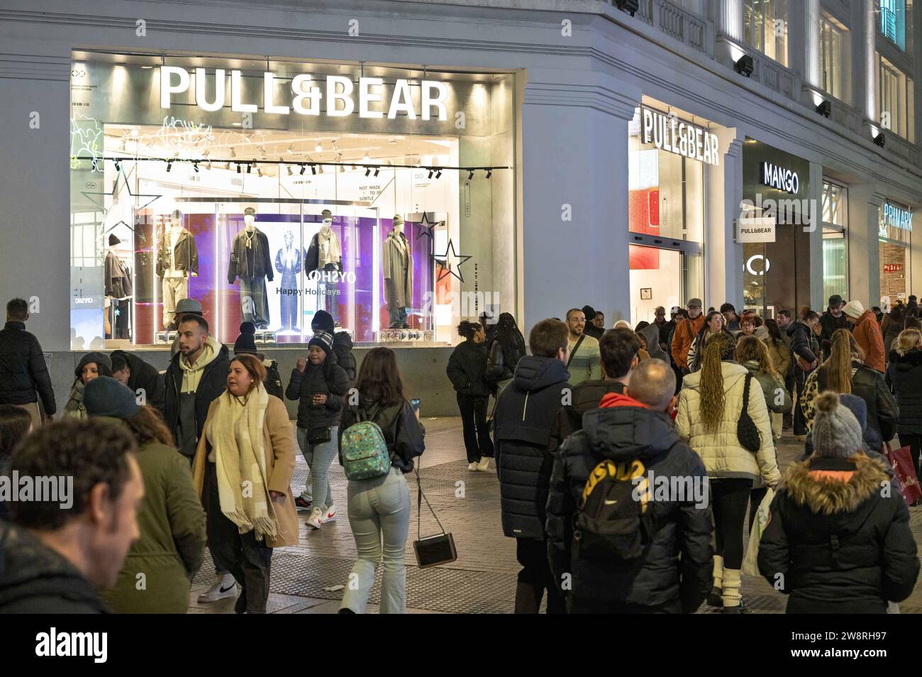 Madrid, Spain. 9th Dec, 2023. Shoppers and pedestrians walk past the ...