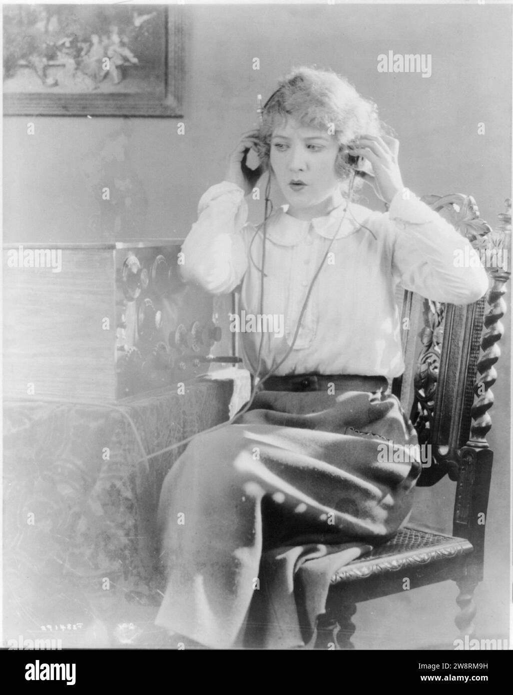 Headphones listening woman in Black and White Stock Photos & Images - Alamy