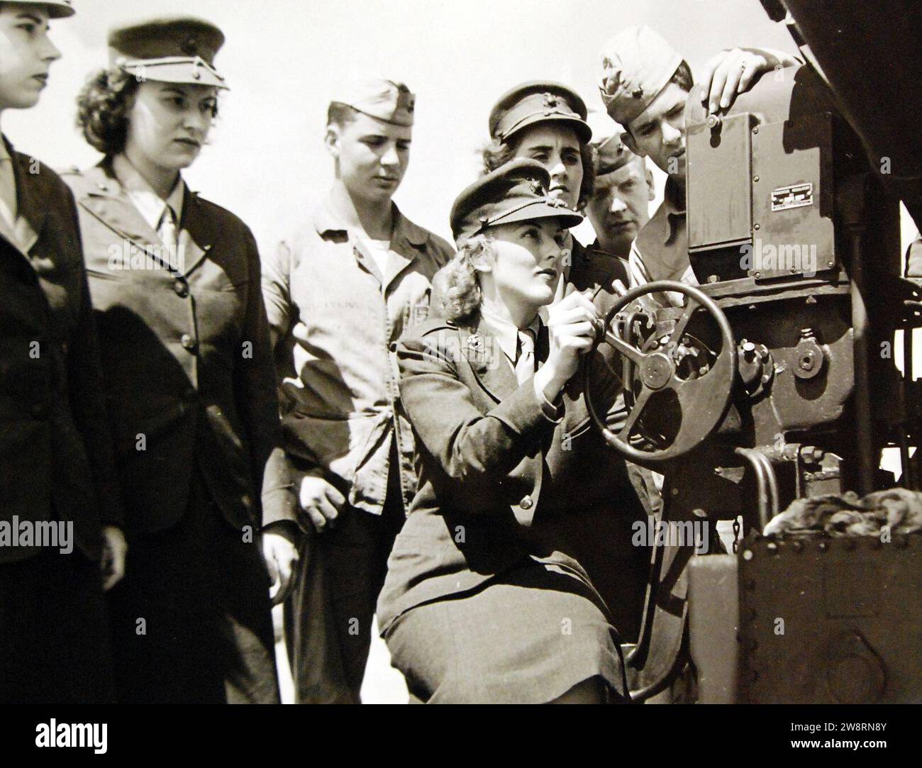 Women Marines learn about the operation of a big gun, Camp Lejeune ...