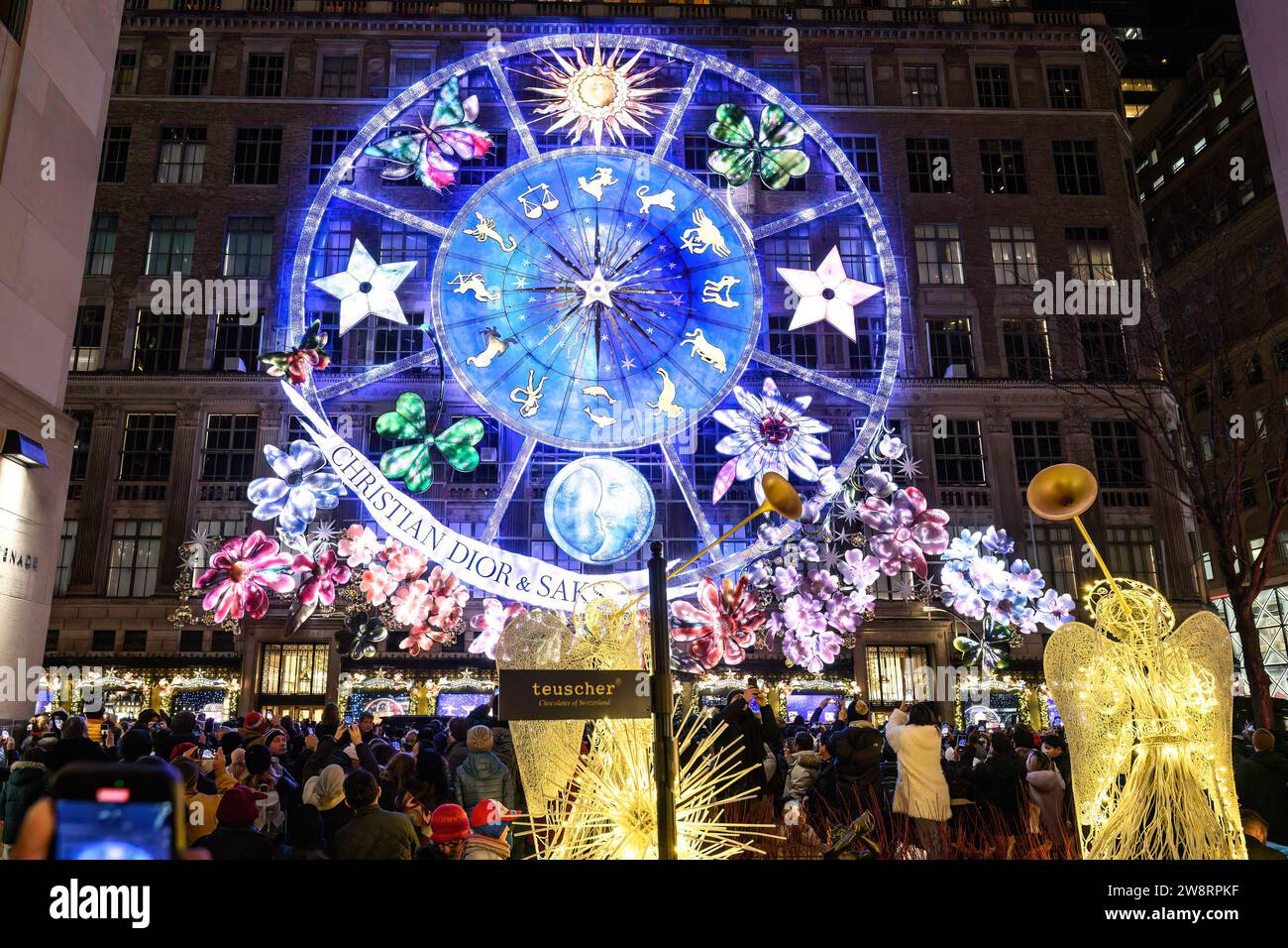 New York, USA, 20th Dec.2023. People watch a spectacular light and ...