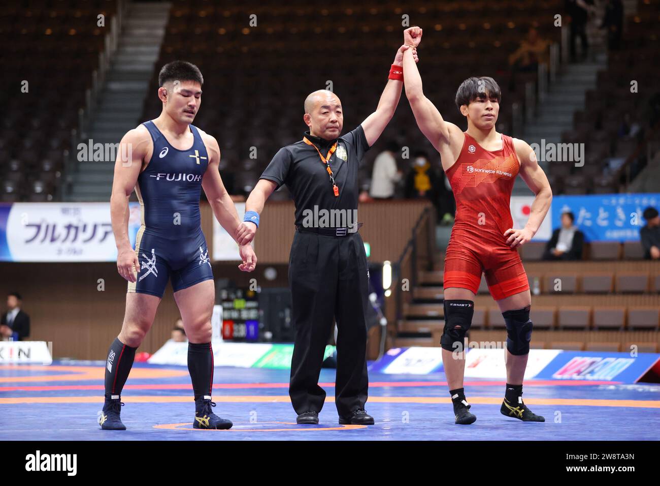 Yoyogi 2nd Gymnasium, Tokyo, Japan. 21st Dec, 2023. (L to R) Tomohiro ...