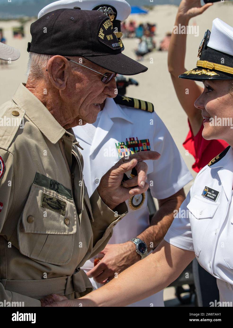 Parachutes ww2 hi-res stock photography and images - Alamy
