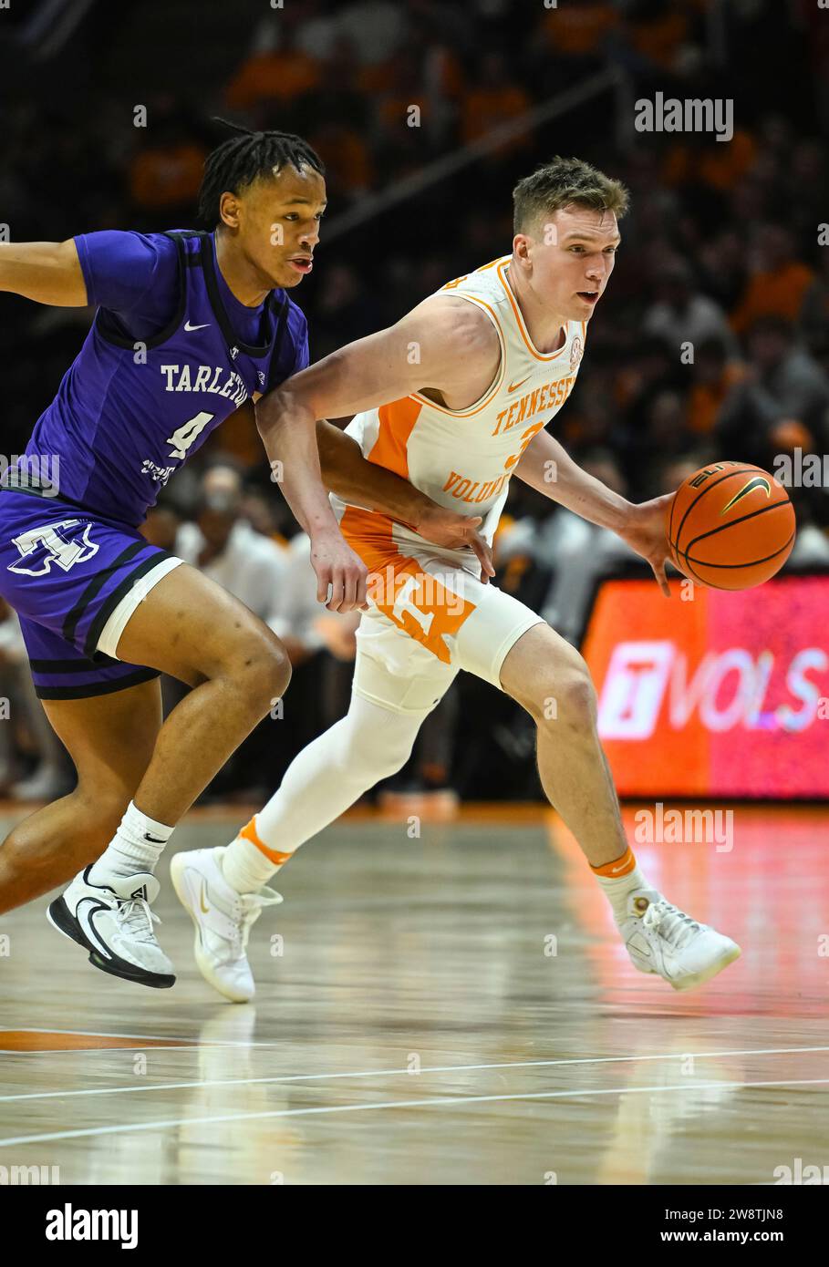 KNOXVILLE, TN - DECEMBER 21: Tennessee Volunteers guard Dalton Knecht ...
